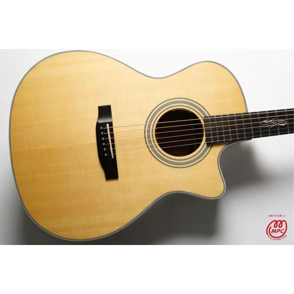 Shape：Grand AuditoriumTop：Solid Sitka SpruceBracing：TYMA Double V-bracingBack：Solid African MahoganySide：Solid African M...