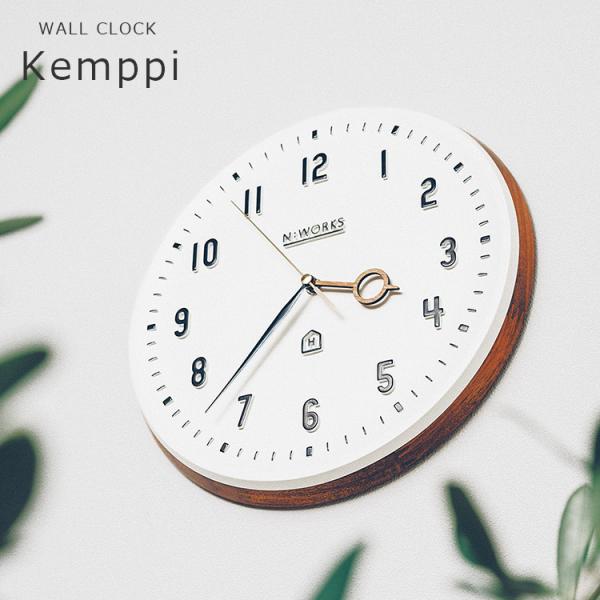 モノトーンの文字盤にウッディな質感をプラスした掛け時計「Kemppi(ケンピ）」。陶器のような質感の文字盤には文字が立体的に浮き出ており、見やすい見やすいだけでなくクラフトテイストが味わえる時計です。横から見るとウッドフレームが見え、素材の...