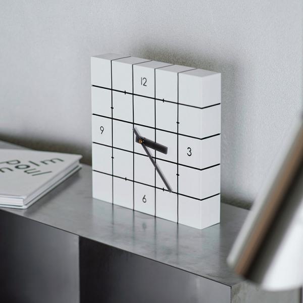 【DETAILS・商品説明】規則正しく並んだ直線が縦と横に走る方眼紙と、針の軌道が円形になるアナログ時計を掛け合わせた実験的なデザイン。表現したかったのは、ふと図形に見えたり、その輪郭だけ切り取られて見えたり、2Dと3Dを行き来するような面...