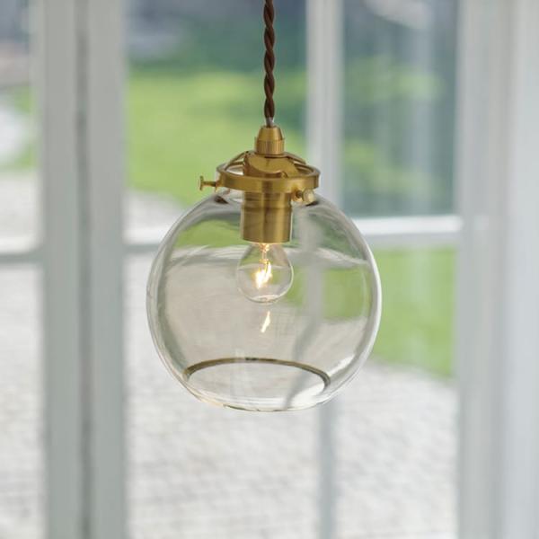 DETAILS丸いガラスシェードの縁にあしらったゴールドのラインがフェミニンな装いのペンダントライト。点灯するとガラスとゴールドのラインに反射し、キラキラと輝きます。商品サイズ本体サイズ / 直径140×高さ1015（mm）シェード / 直...
