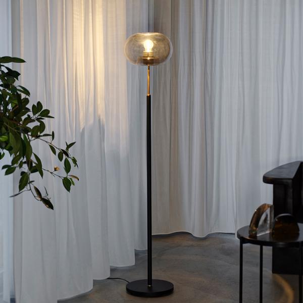 Melander メランデル フロアライトオーバルのガラスシェードと直線的な支柱の洗練されたシルエットがスタイリッシュなフロアライト。ダークトーンのガラスシェードから放たれるクリアな光が静かな時間を演出します。商品サイズ本体　　　 / φ2...