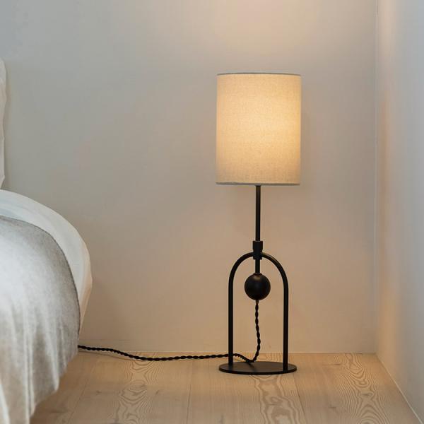 DETAILSアーチパイプとウッドボールでアクセントを効かせたモダンなデザイン。素材のコントラストをバランスよく取り入れ、抜け感のある洗練された装いに仕上げました。支柱は無段階で高さの調節ができるので、フロアライトとしてベッドサイドや和室な...