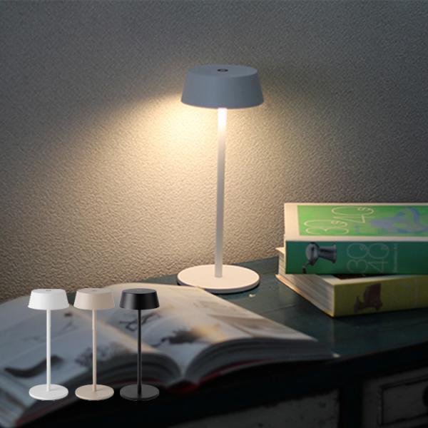 DETAILSOLIKA CORDLESS LED TABLE LIGHT（オリカ コードレス LED テーブルライト）使う場所を選ばす、必要なときに手軽に置けるコードレススタンドライト。防水機能を備えているため、アウトドアリビングやベラン...