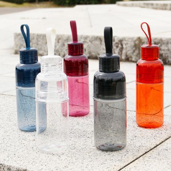 アクティブで自分らしいスポーツライフをサポートするWORKOUT BOTTLE『スムーズに水分補給』蓋は半回転でオープンできるので、エクササイズ中でも手間取らずに水分を摂取することができます。ネジなどの突起がなく口当たりのよい飲み口は、細め...