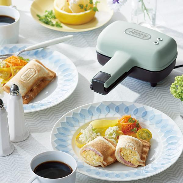 食パン1枚で作るハーフホットサンドメーカーが登場！お子様やカロリーを抑えたい方にぴったりの食べきりサイズ。朝食やおやつに手軽に作れます。テーブルやカウンターに置きっぱなしでも、気にならないレトロかわいいデザイン。いろいろアレンジも楽しんでみ...