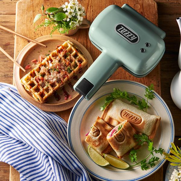 【DETAILS / 商品詳細】一枚の食パンを折りたたんで作る“ハーフホットサンド”ができる電気ホットサンドメーカーにプレート交換式が登場！！プレートは、ワッフルプレート・マルチプレート・たい焼きプレートに交換できます。【商品サイズ】本体：...