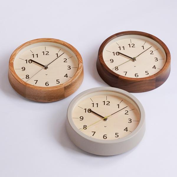 【DETAILS・商品説明】きのみのようにころりとまぁるい電波時計。天然木を組み、職人の手により丁寧に削り出した木枠は文字盤を小さくすることによって、より無垢の厚さが伝わり、重厚感と高級感を感じさせる時計です。ウォルナット無垢材の〈くるみ〉...