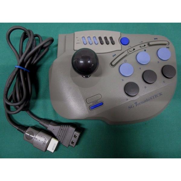 画像はサンプルです。セット内容と商品状態は以下をご参照ください。セット内容：コントローラー、接続ケーブルのみです。外箱、説明書などはありません。商品状態：ご注意ください。底面のすべり止めに少々傷み、汚れがあり、位置がずれています。ボディに擦...