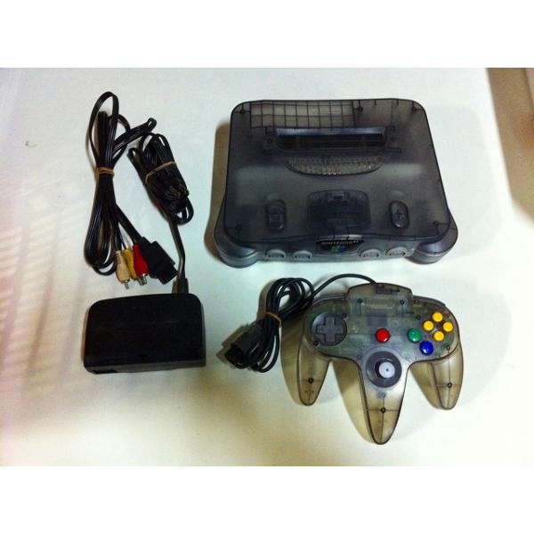 画像はサンプルです。セット内容と商品状態は以下をご参照ください。セット内容：付属品は本体、コントローラー×１個（本体同色）、ＡＶケーブル、ＡＣアダプタのセットです。外箱、説明書などはありません。商品状態：ご注意ください。本体底のふたの色が違...