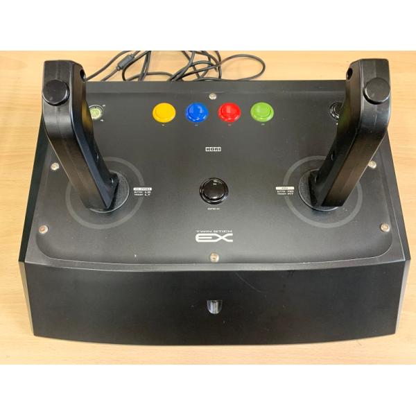 画像はサンプルです。セット内容と商品状態は以下をご参照ください。セット内容：コントローラー、ＵＳＢケーブルのみです。外箱、説明書などはありません。商品状態：ご注意ください。ＡＢＸＹのボタンが違うものに交換されています。前面カバーが反り返って...