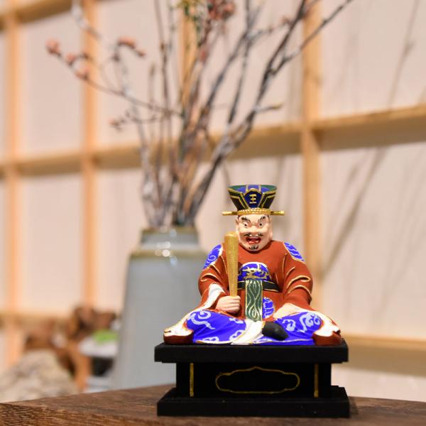 木彫仏像-小仏シリーズ　【閻魔大王（えんまだいおう）】商品番号：S-EMDOBGS材質：柘植（つげ）サイズ：高さ7.6cm×幅6.4cm×奥行4.5cm仕上げ：極彩色