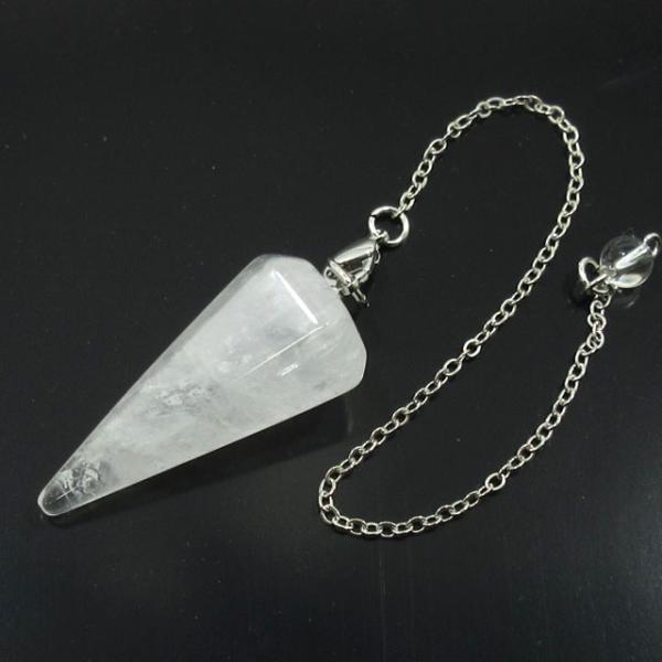 ※本商品はメール便での発送となり、ポスト投函となります。天然石、パワーストーンの水晶で作製されたカッティングタイプのペンデュラムです。ペンデュラムとは、ダウジング（フーチ）を行うために使用する、振り子のことです。何が良いか迷っている時や、自...