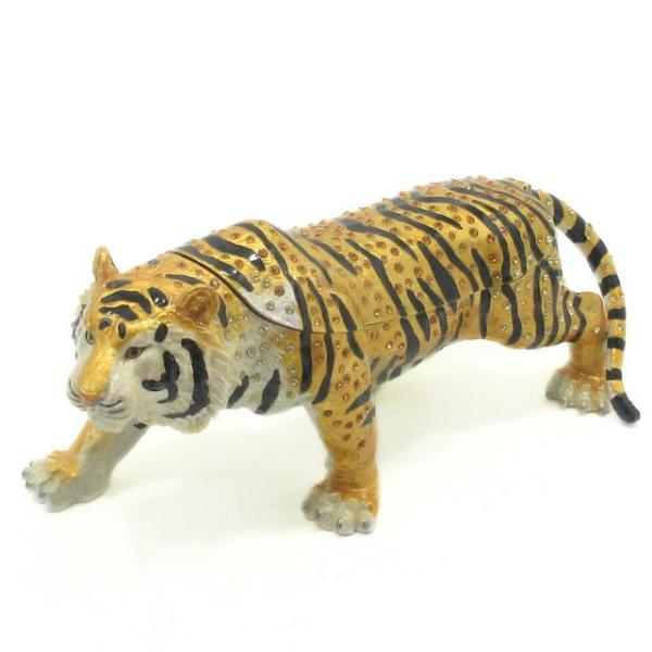 ラインストーン装飾の金の虎（トラ）の置物、特大サイズで最大長さ約２３ｃｍです。風水アイテムの虎（トラ）の置物としてや縁起物の干支の寅の置物として大変人気があります。日本では、虎（トラ）は、勇敢・強者を象徴しており、戦国武将の武田信玄が甲斐の...