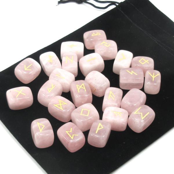 ※本商品はメール便での発送となり、ポスト投函となります。☆ルーンストーン25個と専用ポーチと占い解説書付きのセットです。※ルーンストーンはキズ、割れ、欠け、ヒビや曇り、汚れなどがあります。また各々の大きさや形、色合いは不揃いです。予めご了承...