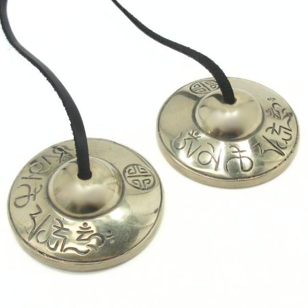 直径約７．５cm六字真言、梵字、フルムーン満月文様の高音質ティンシャ（チベタンベル、チベットシンバル）です。聖なる倍音を綺麗に響き渡らせ、浄化と癒しをもたらしてくれるティンシャです。このティンシャは観音菩薩の陀羅尼（呪文）の梵字が描かれてい...