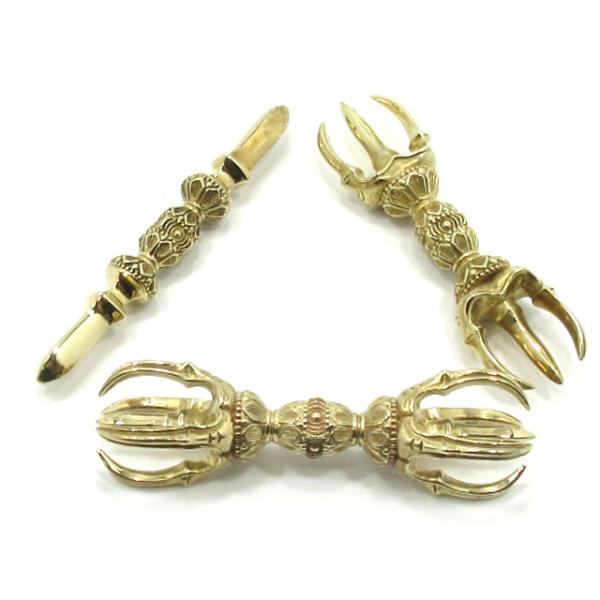 密教法具、仏具の独鈷杵、三鈷杵、五鈷杵の３点セットＳサイズです。彫りは綺麗です。手の平サイズの大きさで、実用的に使える密教法具、仏具になります。【大きさ】独鈷杵約8.2cm 三鈷杵約7.8cm 五鈷杵約8.1cm【材　質】真鍮製※画像では解...