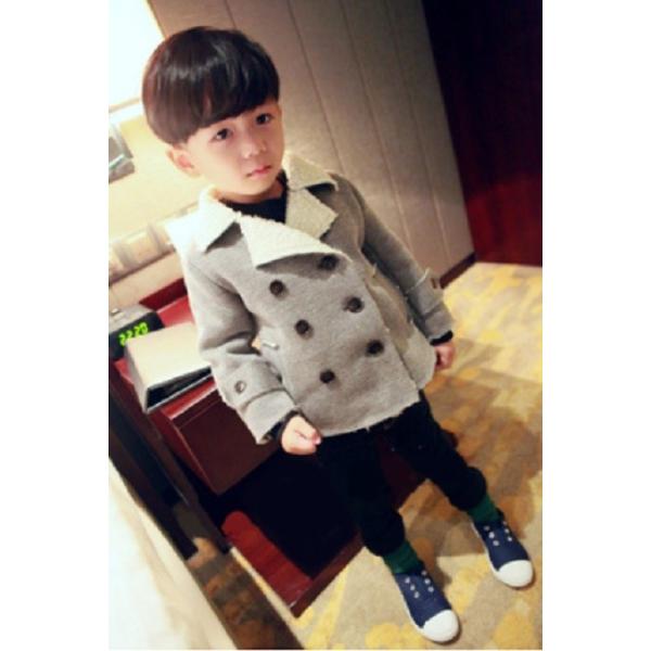 グレー色のＰコートです。端は切りっぱなしになっており、程よくカジュアルなのでコーディネートの幅が広がります。男女ともご着用いただけて、どんなボトムスにもよく合います。裏地はモコモコで着心地もよく、暖かです。生産国：中国#子供服　#子ども服　...