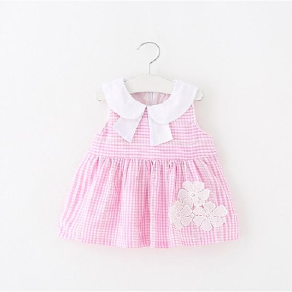爽やかで、とてもかわいらしいチュニックワンピースです。優しい色のチェック柄やレースのフラワーモチーフ、白い丸襟、ウエストのリボンなど女の子らしさ満載です。普段使いからお祝いやフォーマルまでご活用いただけます。出産祝いやお誕生日などのプレゼン...