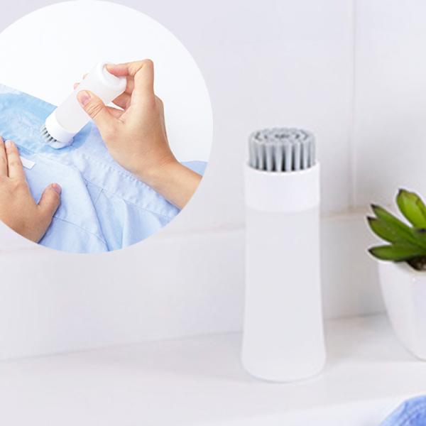 ★商品の特長★「きれいに暮らす。」よりお洗濯の気になる箇所の部分洗い洗濯ブラシ登場しました。ワンプッシュで洗剤が出て、Yシャツの襟・そで・シミを狙って洗いやすい洗濯ブラシです。プッシュしながら洗剤を出し、コツはトントンたたくように汚れを落と...