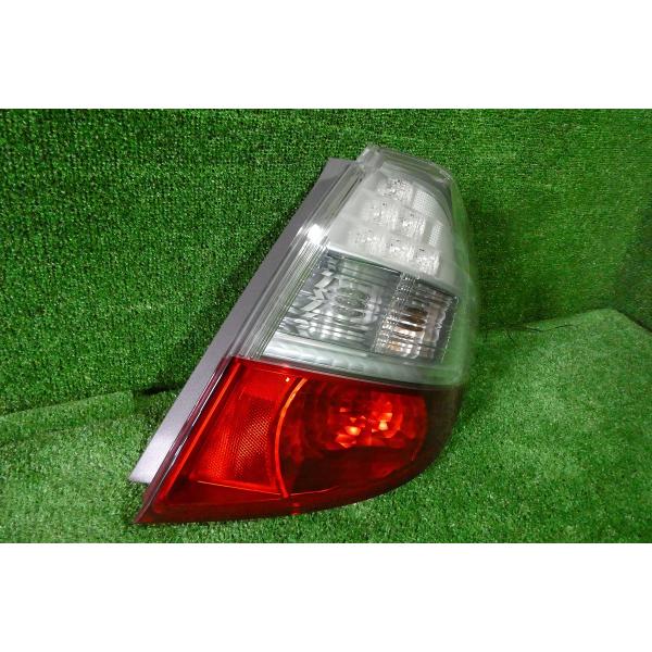 車輌情報車 　名＝ホンダ フィット型 　式＝DBA-GE8　グレード＝RS　年 　式＝平成20年1月走 行 距 離（千km）＝129ボディカラーNO＝B548P トリムNO＝-A-SパーツNO＝スタンレー P7612状　態＝線キズ（白く光っ...