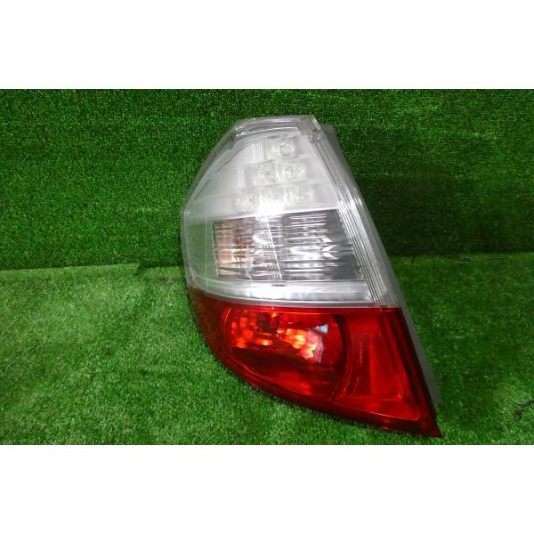 車輌情報車 　名＝ホンダ フィット型 　式＝DBA-GE8　グレード＝RS　年 　式＝平成20年1月走 行 距 離（千km）＝129ボディカラーNO＝B548P トリムNO＝-A-SパーツNO＝スタンレー P7612状　態＝（白く光っている...