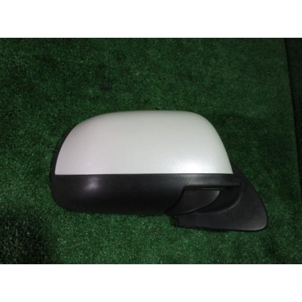 車輌情報車 　名＝ニッサン　マーチ型 　式＝DBA-K13 グレード＝XVセレクション年 　式＝平成25年6月走 行 距 離（千km）＝96ボディカラーNO＝QX1 トリムNO＝K 状　態＝（白く光っている部分はフラッシュの反射です）画像の...