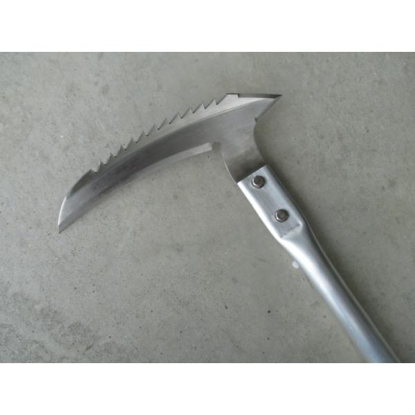 ヘッド部分はステンレス鋼の刃物を採用しており、ギザギザの部位・とがった部位・鎌の部位と状況に合わせて、突いたり・削ったり・切ったりして雪庇（せっぴ）や氷柱落としにお役立て下さい。＜仕様＞組立て時 全長：約310cm分解収納時 全長：約120...