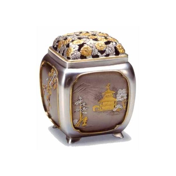 【品　名】 菊蓋秋景【解　説】伝統の秀逸な技術が光る銀香炉作品です。 【寸　法】8.5cm×7cm×7cm【特　記】銀製・彩色・ 桐箱収納【特　典】全国送料無料！ラッピング無料!