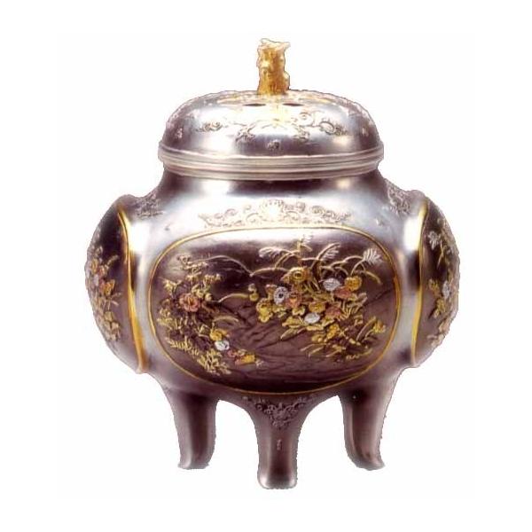 【品　名】 秋草【解　説】伝統の秀逸な技術が光る銀香炉作品です。澄んだ秋の風に揺れる草花を繊細に表現した名品です。 【寸　法】14cm×8cm×8cm【特　記】銀製・彩色・ 桐箱収納【特　典】全国送料無料！ラッピング無料!