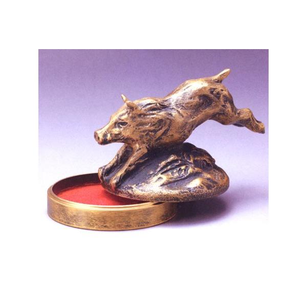 【品　名】 猛進（朱肉池）【解　説】猪の躍動感溢れる力強い姿を、見事表現した作品です。 【寸　法】高さ8.5cm×幅13.5cm【作　家】北村西望（きたむら・せいぼう）【特　記】ブロンズ製・桐箱入り　直筆木版署名入り【特　典】全国送料無料！...