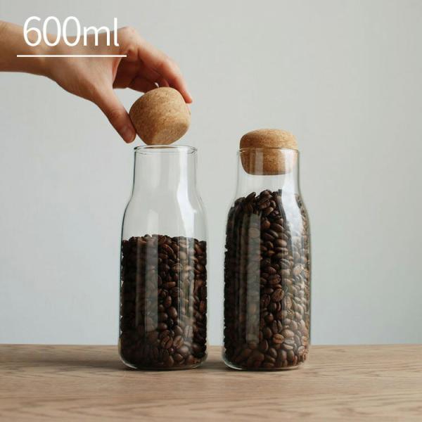耐熱ガラスとコルクを組み合わせたボトル型キャニスター。600mlはコーヒー豆やグラノーラを入れるのにちょうど良いサイズ。ボトル型なのでスプーンなどを使わず、容器を傾けることで直接中身を出すことが出来ます。並べておくだけでもインテリアとして映...