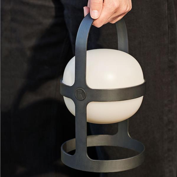 DETAILS北欧スローライフに欠かせないキャンドルやランタンのあかり。デザインナーマリア・バーントセンにより、LEDを使った最新テクノロジーの「SOFT SPOT」シリーズが誕生しました。USB充電でき、コードレスでどこにでも持ち運べるあ...