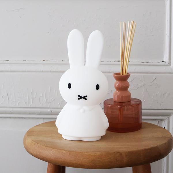 DETAILSMIFFY ShinesMIFFY LAMP シリーズ初めての立ち姿のミッフィーが登場しました。スカートのフォルムや、ちょこんとした立ち姿がとってもキュートです。Mr Mariaの定番人気商品「FIRST LIGHT miff...