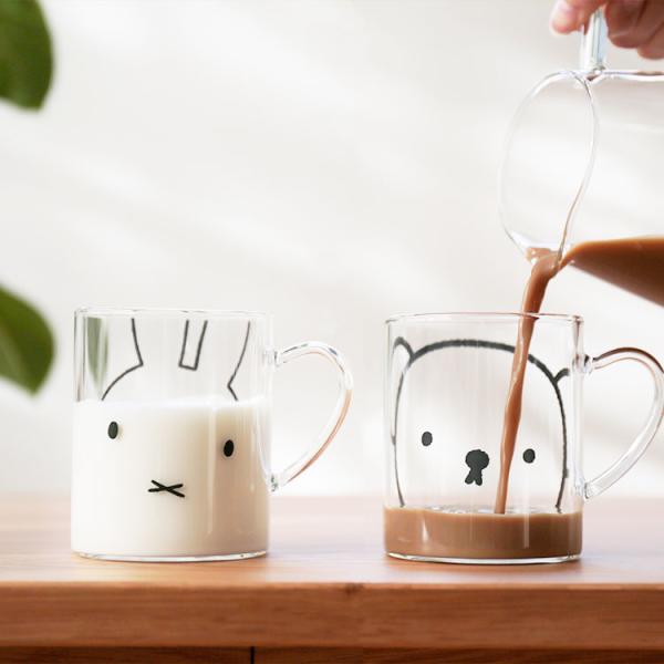 ディック・ブルーナジャパン×スペースジョイのオリジナルブランドGENIALのコラボレーションデザインで生まれた耐熱ガラスのマグ。セルフィー柄は横からのぞくとマグ越しに輪郭と顔のパーツが重なってミッフィー(ボリス)が完成する楽しい仕掛けになっ...