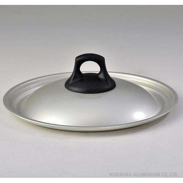 □品　種／　兼用蓋□本　体／　アルミニウム合金□外　面／　硫酸アルマイト加工□つまみ／　フェノール樹脂□原産国／　日本ドーム形状により熱の対流が向上し、全体を均一加熱いたします。軽くて扱いやすいアルミ製。大きめで持ちやすいつまみ。表面はさび...