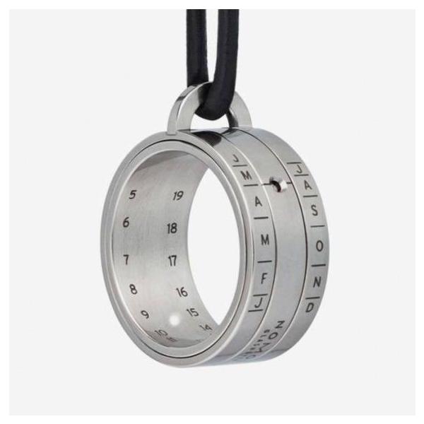 月表示と時間表示がレーザー彫刻されたステンレススティール製のサンリング。直径19ｍｍ、黒いゴートレザーのストラップ付き。つまみ部分をリングに沿ってスライドし１か所の穴を月（Ｊａｎ〜Ｄｅｃ）に合わせます。穴を太陽のある方向へ向けます。太陽が穴...