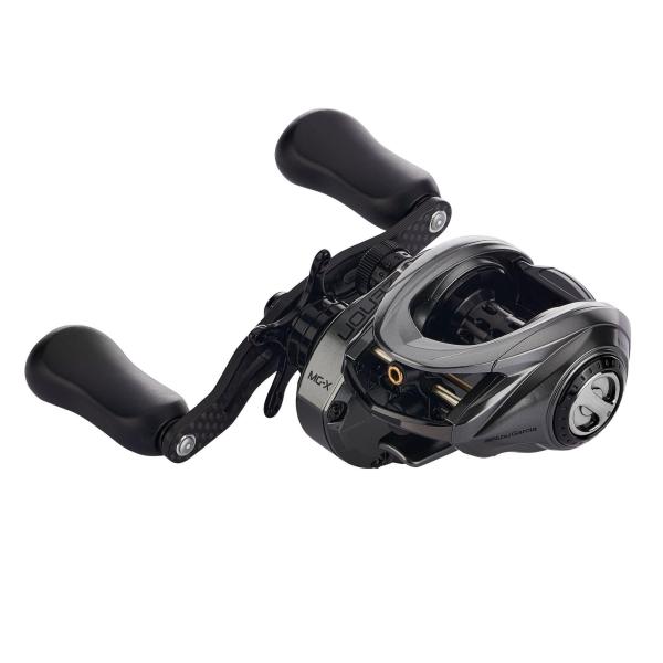 【特徴詳細】10ステンレスHPCRボールベアリング+1ローラーベアリングワンピースX-マグアロイフレームC6カーボンサイドプレートIVCB-4遠心ブレーキシステムカーボンマトリックスドラグシステム90mmコンパクトベントカーボンハンドルエア...