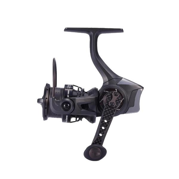 ZENON,、REVO、ROXANIと継承された左右非対称コンパクトデザインだけでなくV-Rotor、V-spoolデザインも継承し、C6カーボン、カーボンハンドルを採用した軽量設計リール。釣種・釣法にあわせてドラグワッシャーの組付け順序を...