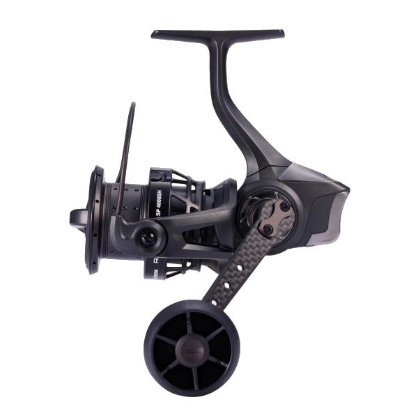 ZENON,、REVO、ROXANIと継承された左右非対称コンパクトデザインだけでなくV-Rotor、V-spoolデザインも継承し、C6カーボン、カーボンハンドルを採用した軽量設計リール。釣種・釣法にあわせてドラグワッシャーの組付け順序を...