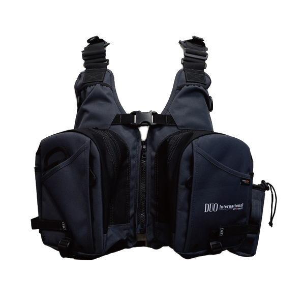 DUOファン待望の高機能ゲームベストがついに登場CORDURA(R) Advanced Fabricを採用し、軽量かつ高耐久なタフさを実現。DUOらしさを追求した精悍なデザインとカラーリング。背面バッグは前面に移動でき、ベストを脱がずに取り...