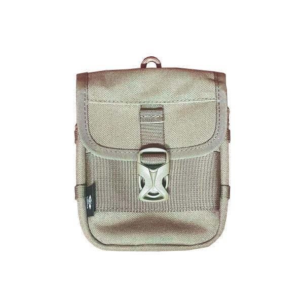 瞬時にターゲットを狙い打つ「クイックスナイプ」。開閉に時間が掛かるファスナーではなく、ワンタッチバックルによるフラップ開閉にしたことで、片手で瞬時にケースの出し入れをすることが可能。メインバッグのプラスワンアイテムとして、バッグ、ベルトなど...