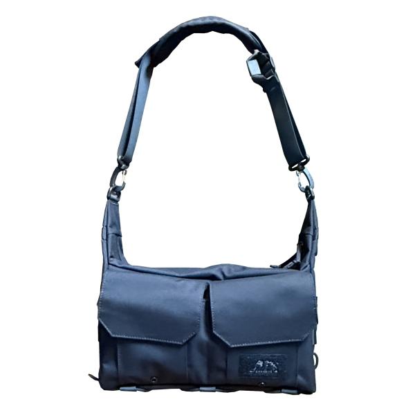 アウトドアからタウンユースまで、シームレスに活躍する使い勝手最高のスクエアショルダーバッグ。釣りにもキャンプにも、通勤通学にも使える、便利でスタイリッシュなショルダーバッグです。メイン荷室以外に、前側フラップポケット、背面側にもオープンポケ...