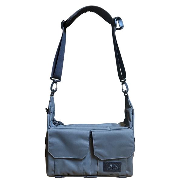 アウトドアからタウンユースまで、シームレスに活躍する使い勝手最高のスクエアショルダーバッグ。釣りにもキャンプにも、通勤通学にも使える、便利でスタイリッシュなショルダーバッグです。メイン荷室以外に、前側フラップポケット、背面側にもオープンポケ...