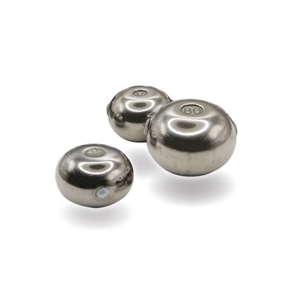 海の色に馴染みやすく、自然に近い感じでアピールする無垢タングステン。高比重で低価格を実現。高比重なのでフォールする回数及び釣果に差が出ます。リーダーに傷の入りにくい専用パイプを装着した商品。