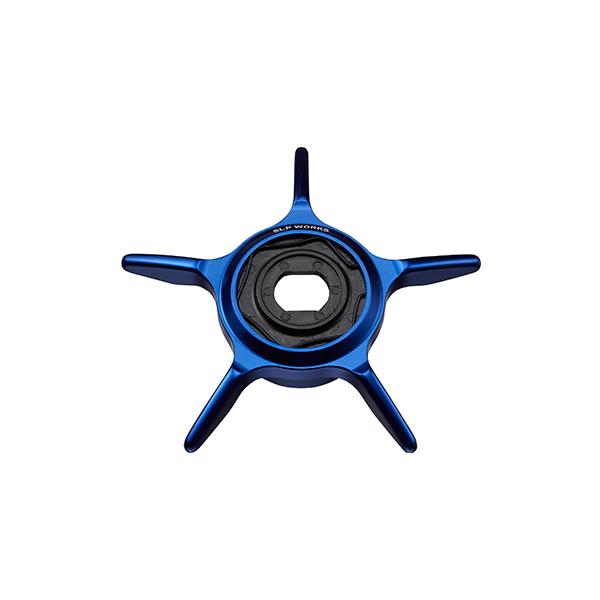 24STEEZ SV TWに対応したスクリューレススタードラグ径:57mm標準自重:9gカラー:ブルー対応機種:24STEEZ SV TW※オイルインジェクションキャップは別売りです。※最新の情報はSLP WORKSホームページでご確認くだ...