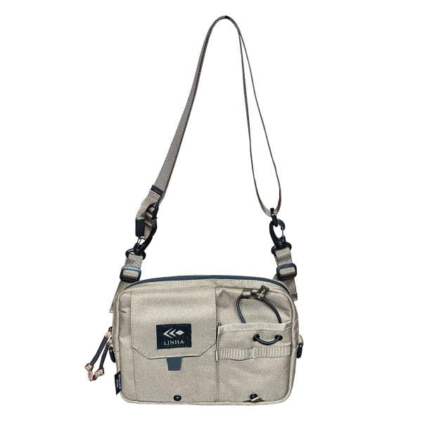 STP-01ブッシュマスターの相棒、チェストポーチを付ける事でバックパックスタイルは完成する。バックパックに着替えや食料等の嵩張る物を収納し、このポーチにルアーやライン等の釣り具を集約する事で、快適さが大幅に向上する為、是非併用していただき...