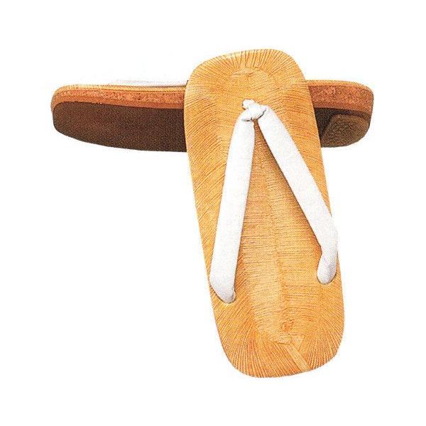 白い鼻緒のコルク底草履です。コルクの適度な張りと硬さを活かした自然な履き心地、ほど良いクッション性、履くたびに足になじんでくるリッチな感覚をお楽しみください。男性用。台は、ノザキ表（竹を薄く裂いて編んだ伝統的な草履・雪駄表）をイメージした薄...