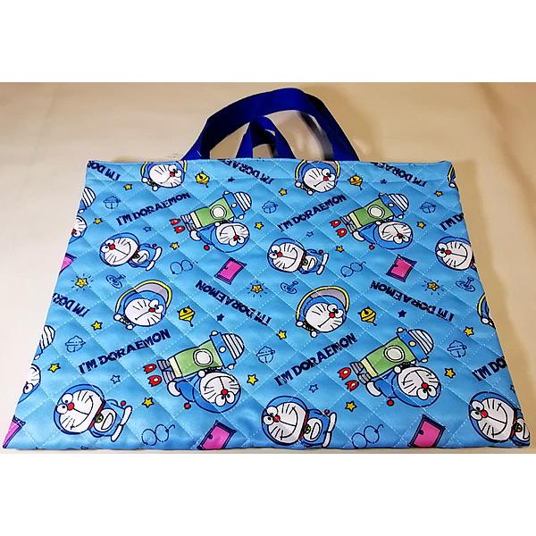 ドラえもん「I'm DORAEMON」 キルト地レッスンバッグ(手提げかばん)取っ手掛け用ミニループ付 (CKR4-IDR)  サイズ：約W42xH30.5cm 本体：綿100%  *絵柄はサンプル画像です。実際の絵柄と多少異なる場合がございます
