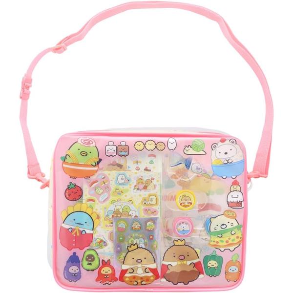 すみっコぐらし ステーショナリーショルダーポーチ (文房具セット入りショルダーバッグ） (5861254A)  キャンディ型ペンやスタンプなどの文具を可愛いショルダーバッグに詰め込んだ文具バッグです  【材質】ショルダー：PVC・ポリエステ...