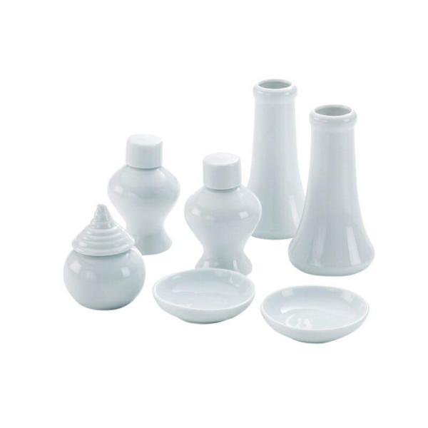 陶磁器製、無地の神具セットです。 瓶子（へいじ・へいし）には御神酒、水玉(みずたま・すいき)には水を入れます。 瓶子・水玉の蓋は上げる直前まで閉めておきますが、神前に上げたら開けて下げるときには閉めます。皿は向かって右に塩、向かって左に米を...